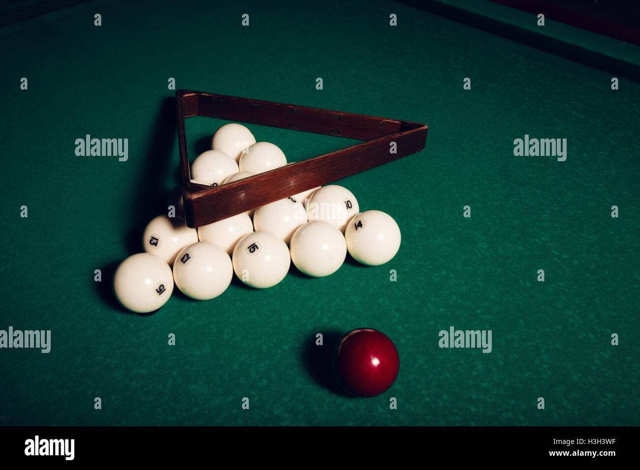 Wooden pool cue on pool table hi-res stock photography and images - Alamy