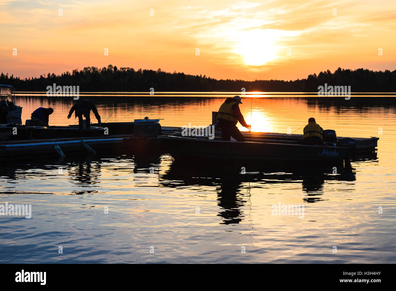 70/5000 Sunrise on the Cabonga Reservoir during a fishing activity ...