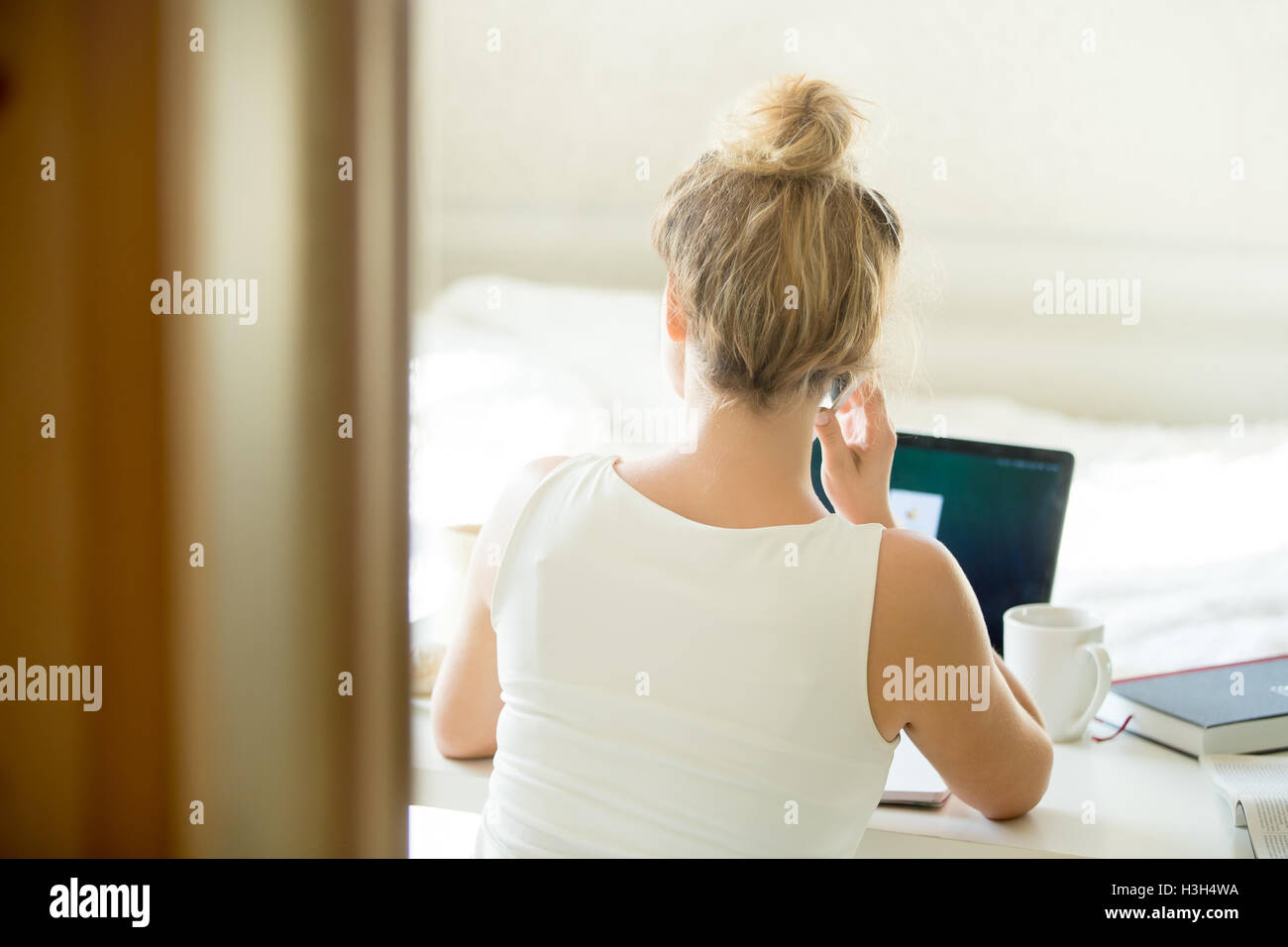 Back of head and computer hi-res stock photography and images - Alamy