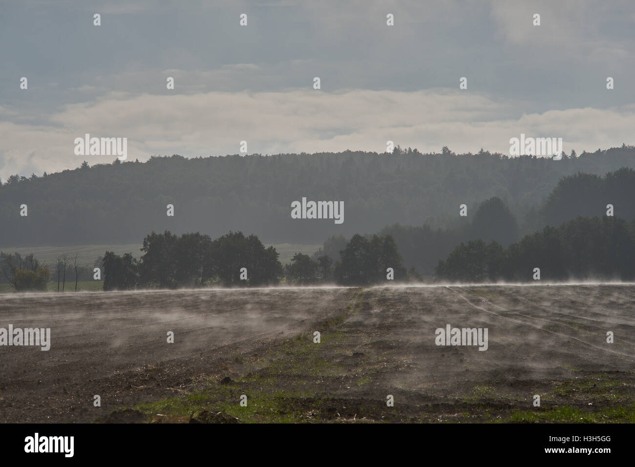 Mist over fields hi-res stock photography and images - Alamy