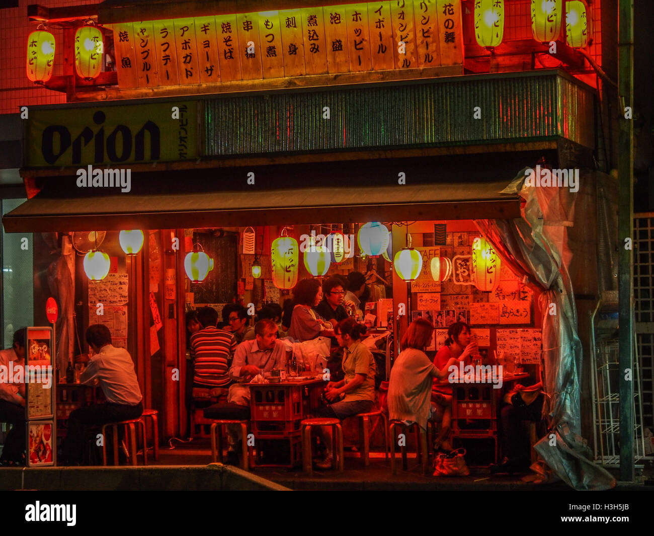 Crowded restaurant hi-res stock photography and images - Alamy