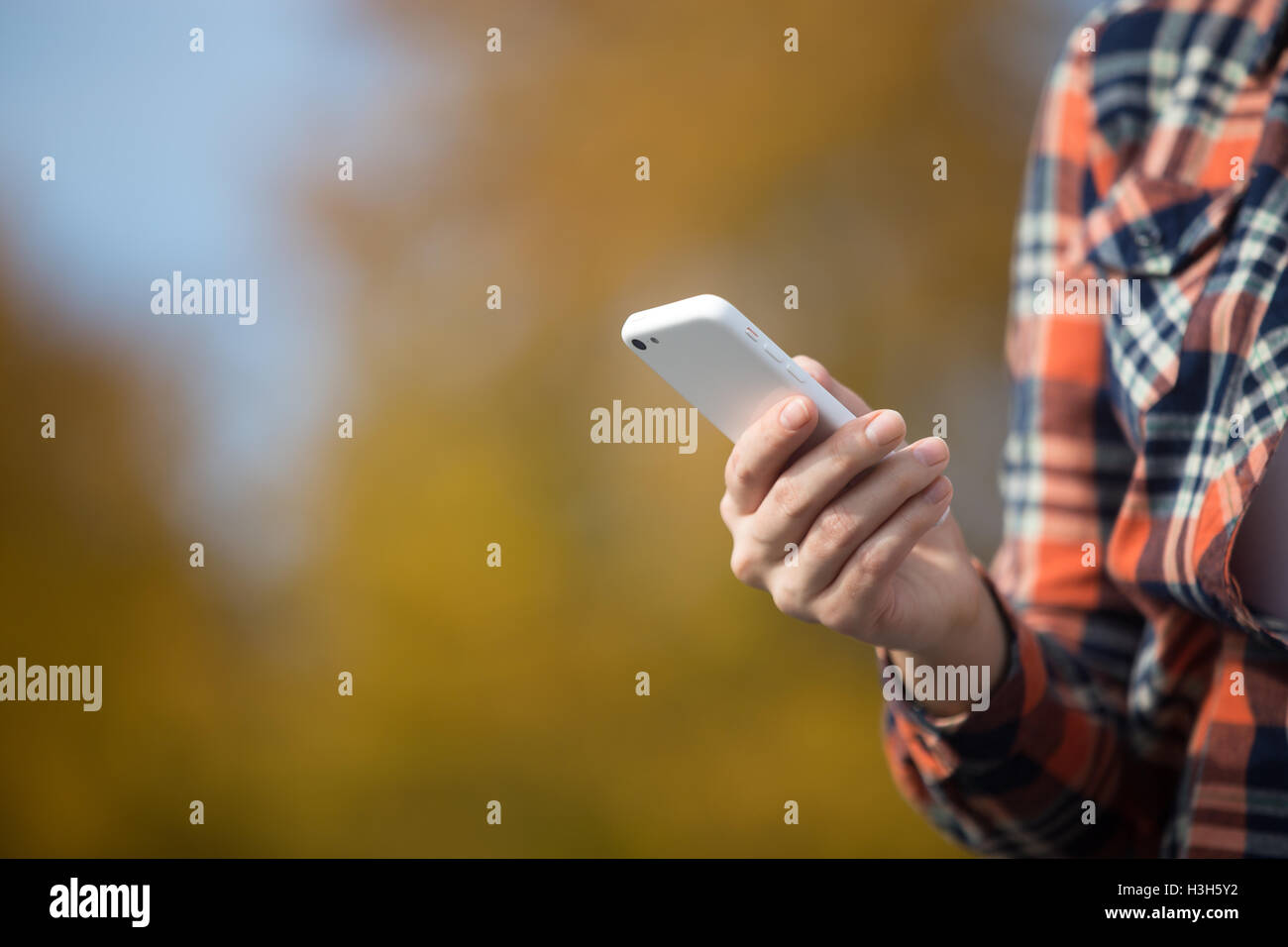 Female hand holding a mobile phone Stock Photo - Alamy