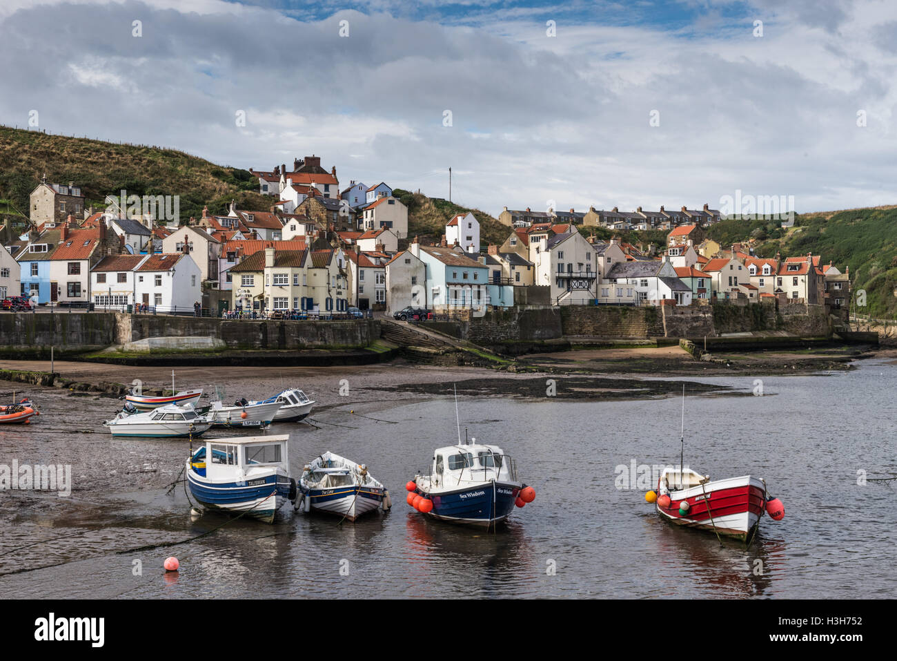 Staithes harbour hi-res stock photography and images - Alamy
