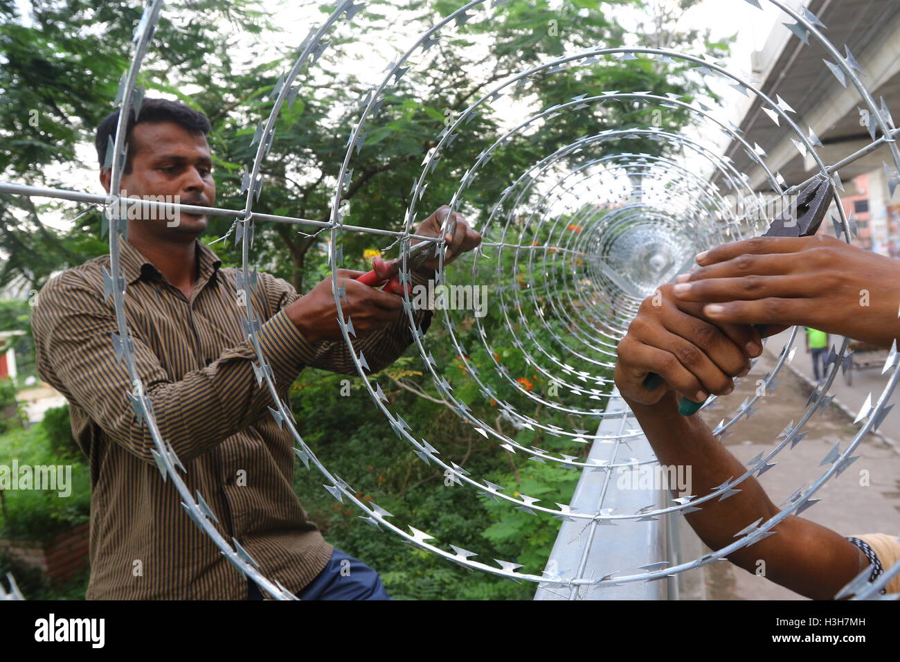 Secured with razor wire on top of the iron fence Stock Photo - Alamy