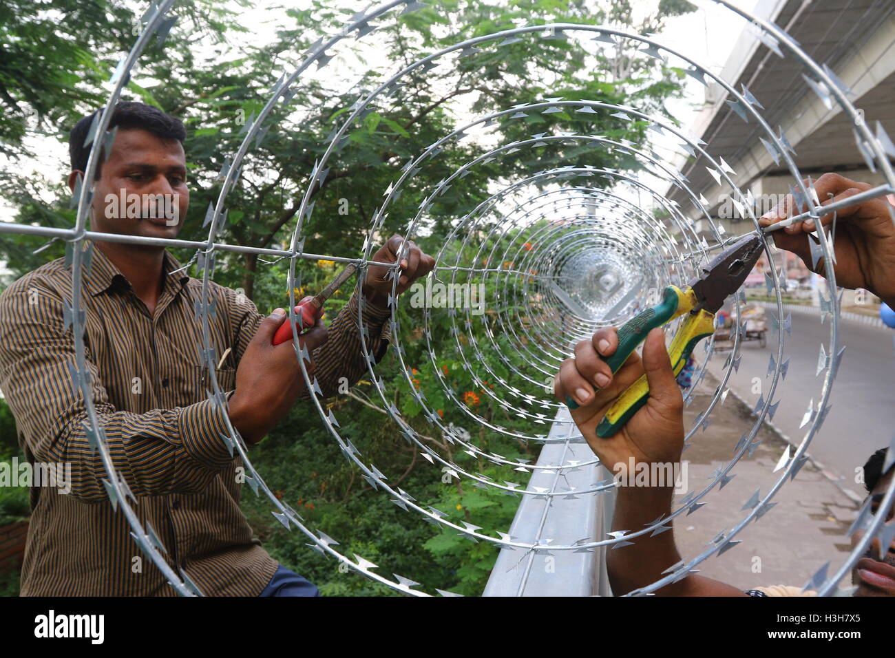 Secured with razor wire on top of the iron fence Stock Photo - Alamy