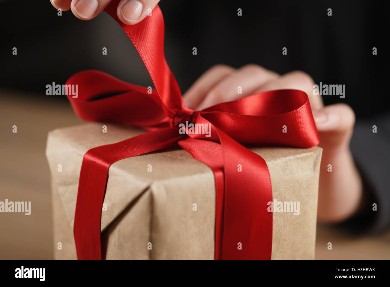 Untie hi-res stock photography and images - Alamy