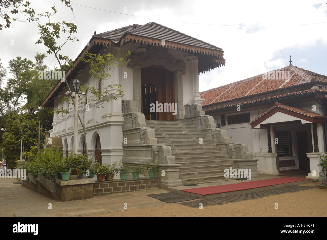 Kelaniya Temple, one of the most famous historical Buddhist temples in ...