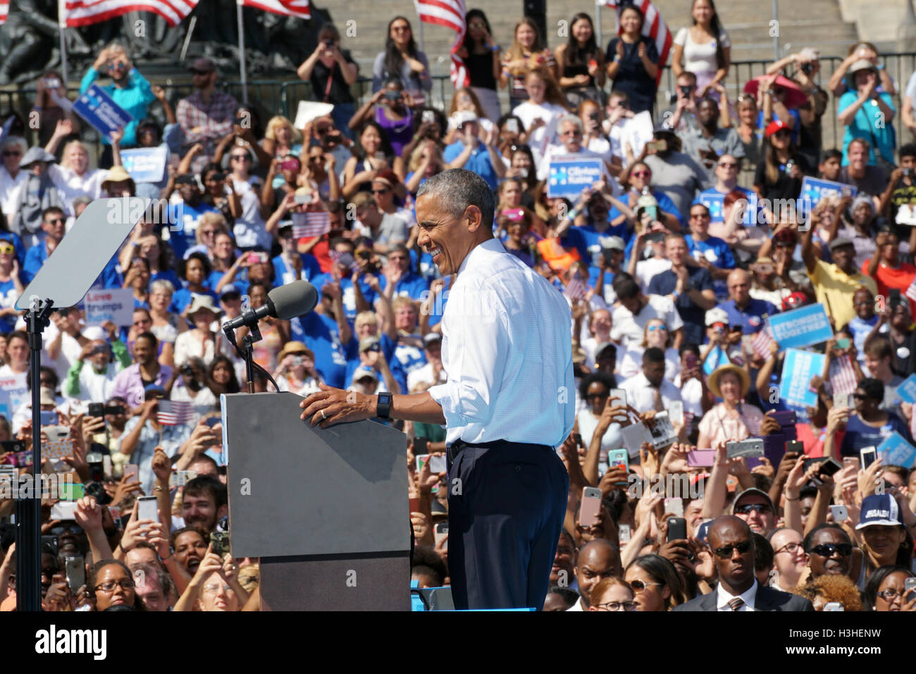 President Barack Obama campaigning for Presidential Candidate, Hillary ...