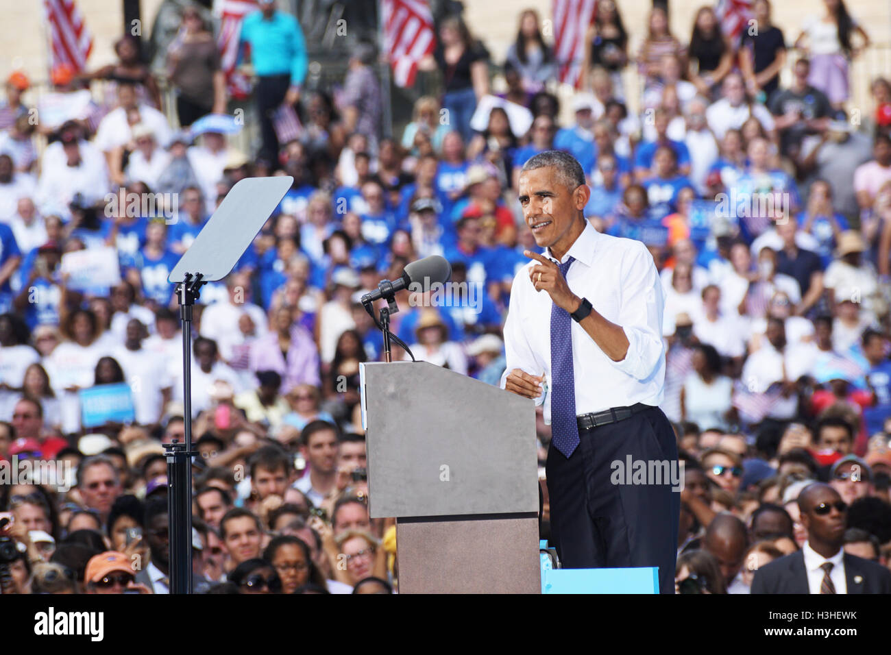 President Barack Obama campaigning for Presidential Candidate, Hillary ...