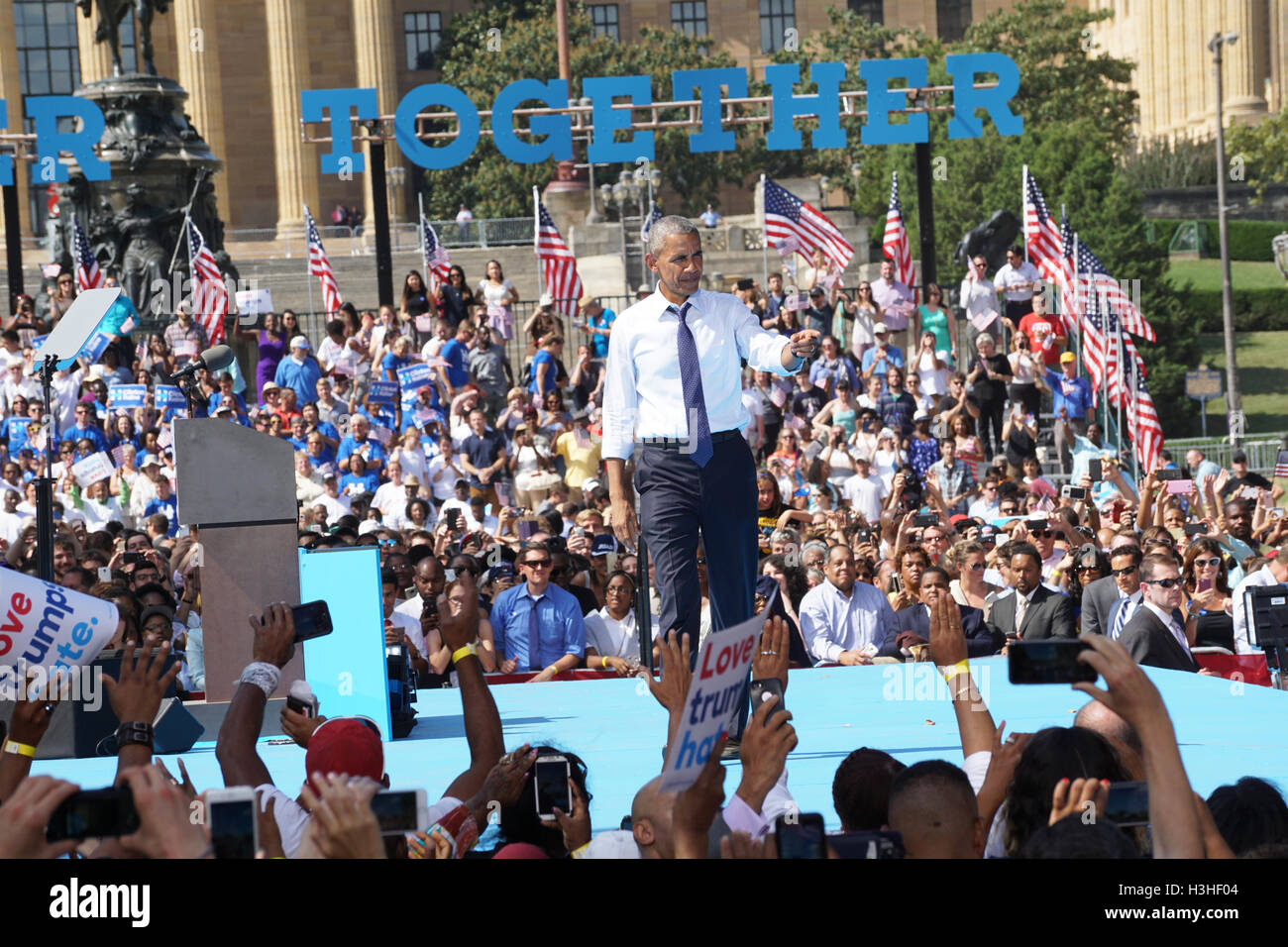 President Barack Obama campaigning for Presidential Candidate, Hillary ...