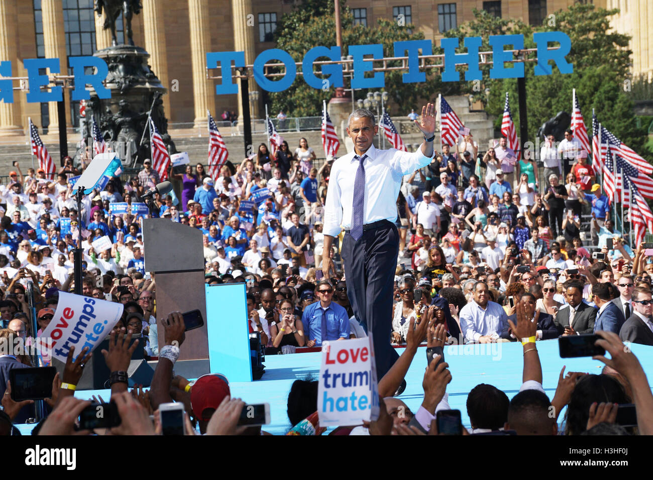 President Barack Obama campaigning for Presidential Candidate, Hillary ...