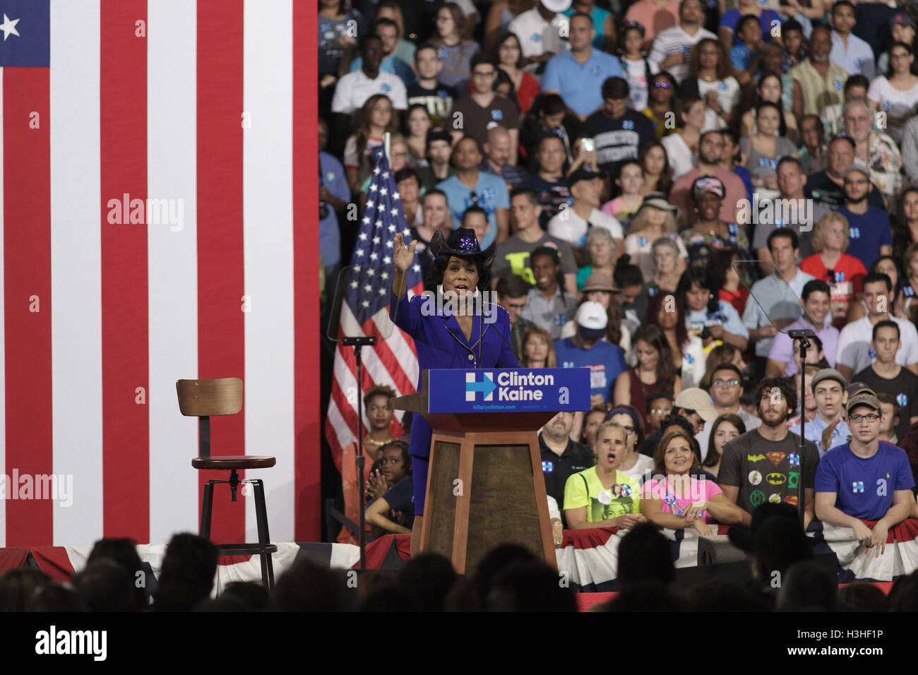 Congresswoman Frederica Wilson speaking to Clinton supporters at ...