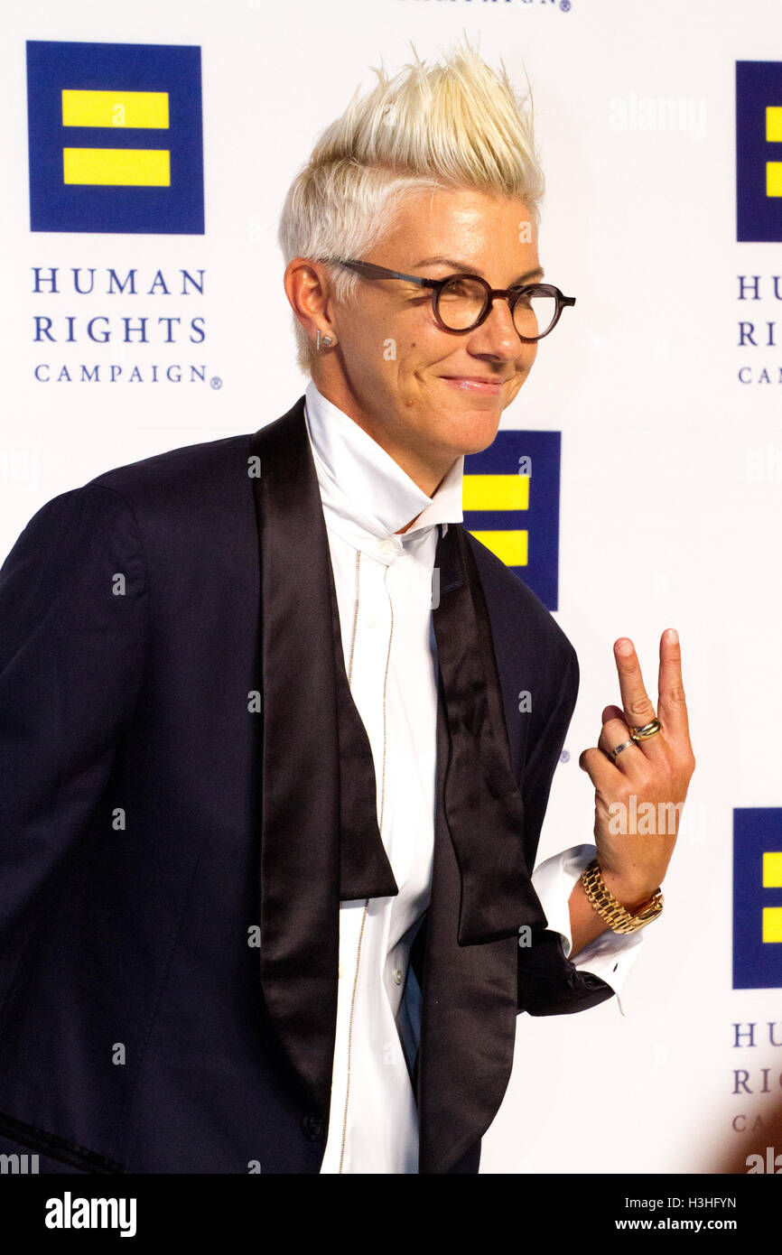 Stacey Griffith on the red carpet at the 2016 HRC 2016 National Dinner ...