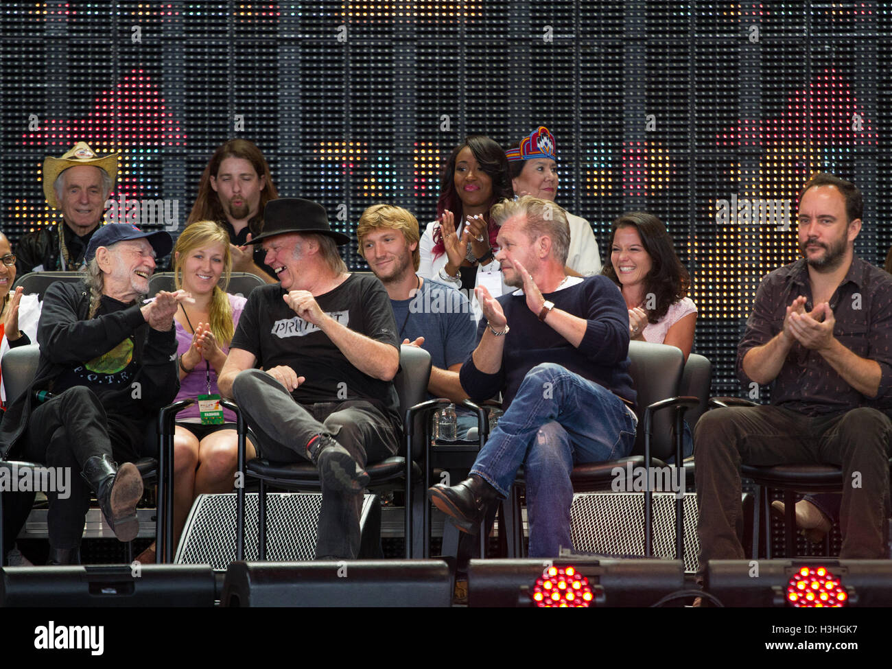 Willie nelson (L) Neil Young (C) John Mellencamp (C) Dave Matthews (R ...
