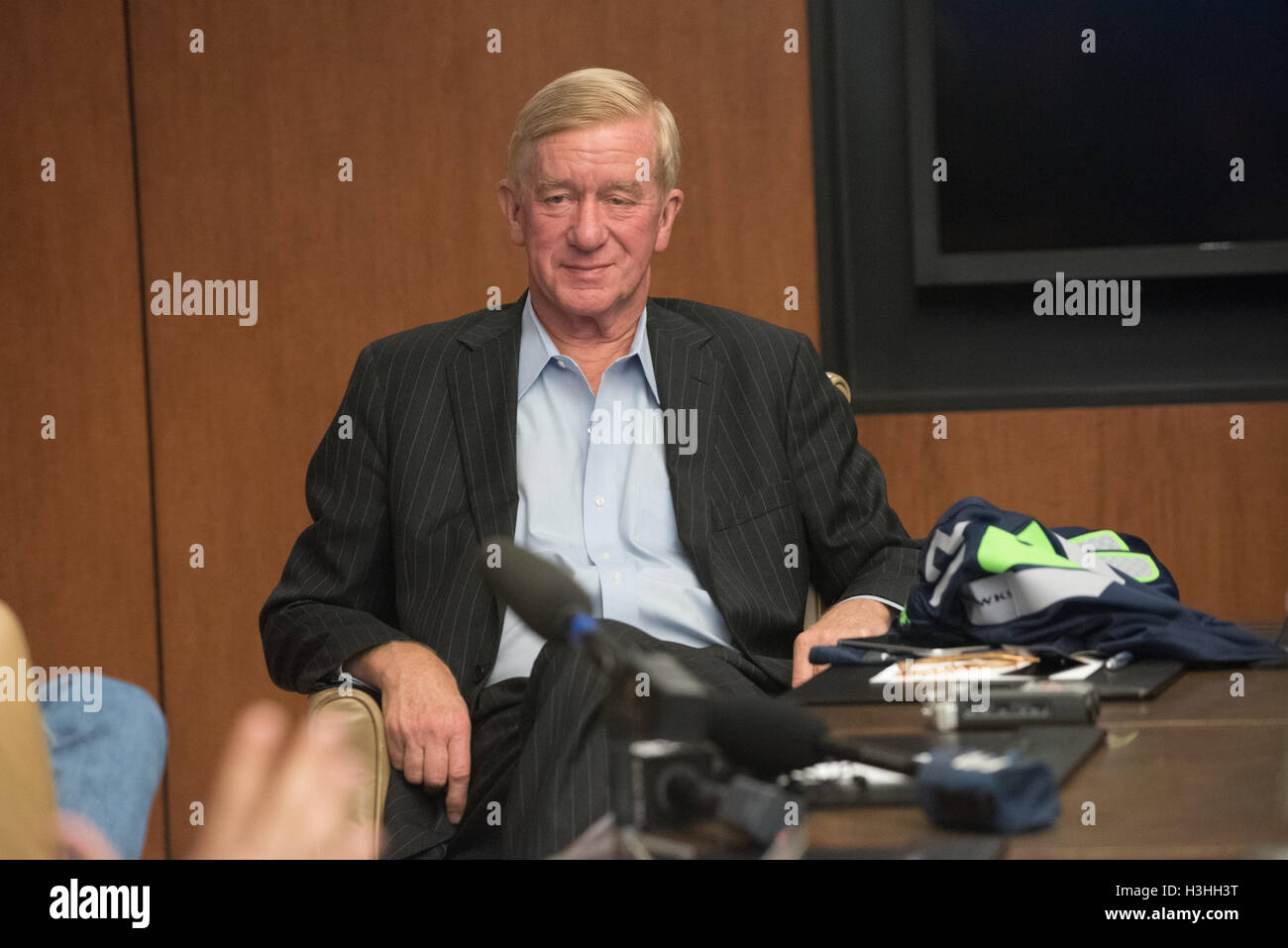 Governor Bill Weld speaks with the media before the Johnson/Weld ...
