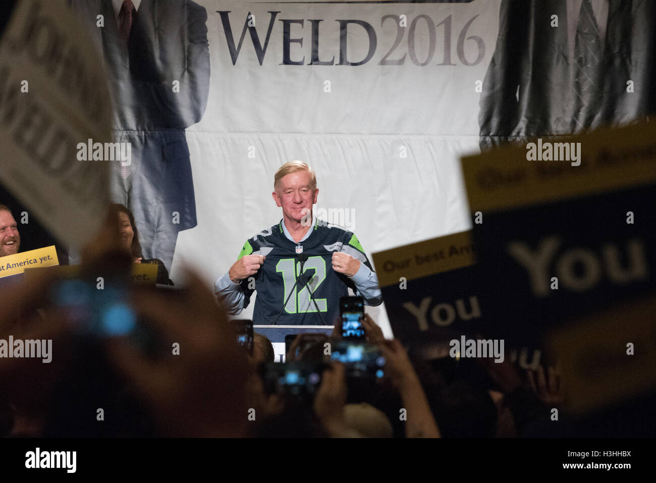 Vice Presidential candidate Governor Bill Weld speaks at the Johnson ...