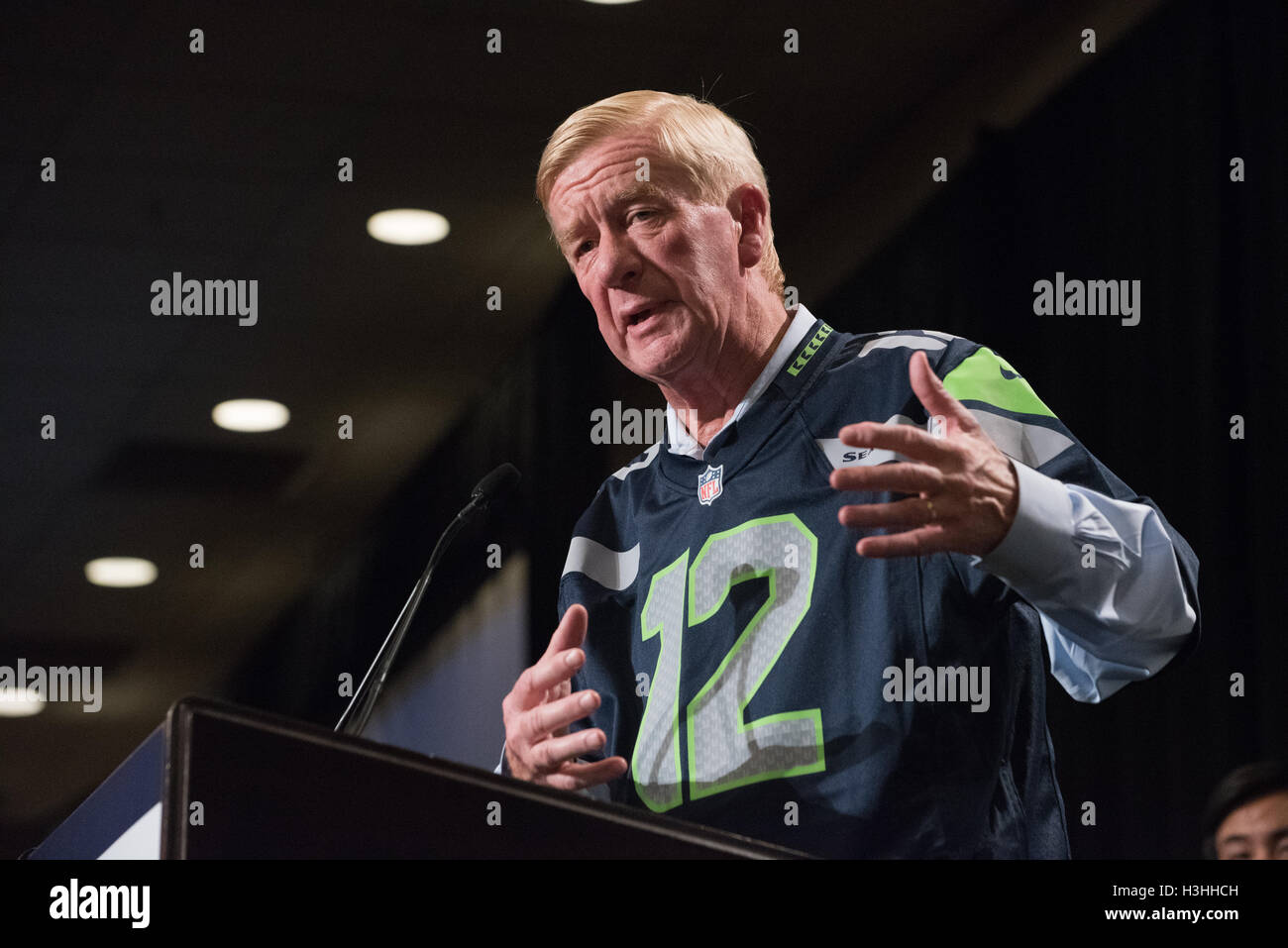 Vice Presidential candidate Governor Bill Weld speaks at the Johnson ...