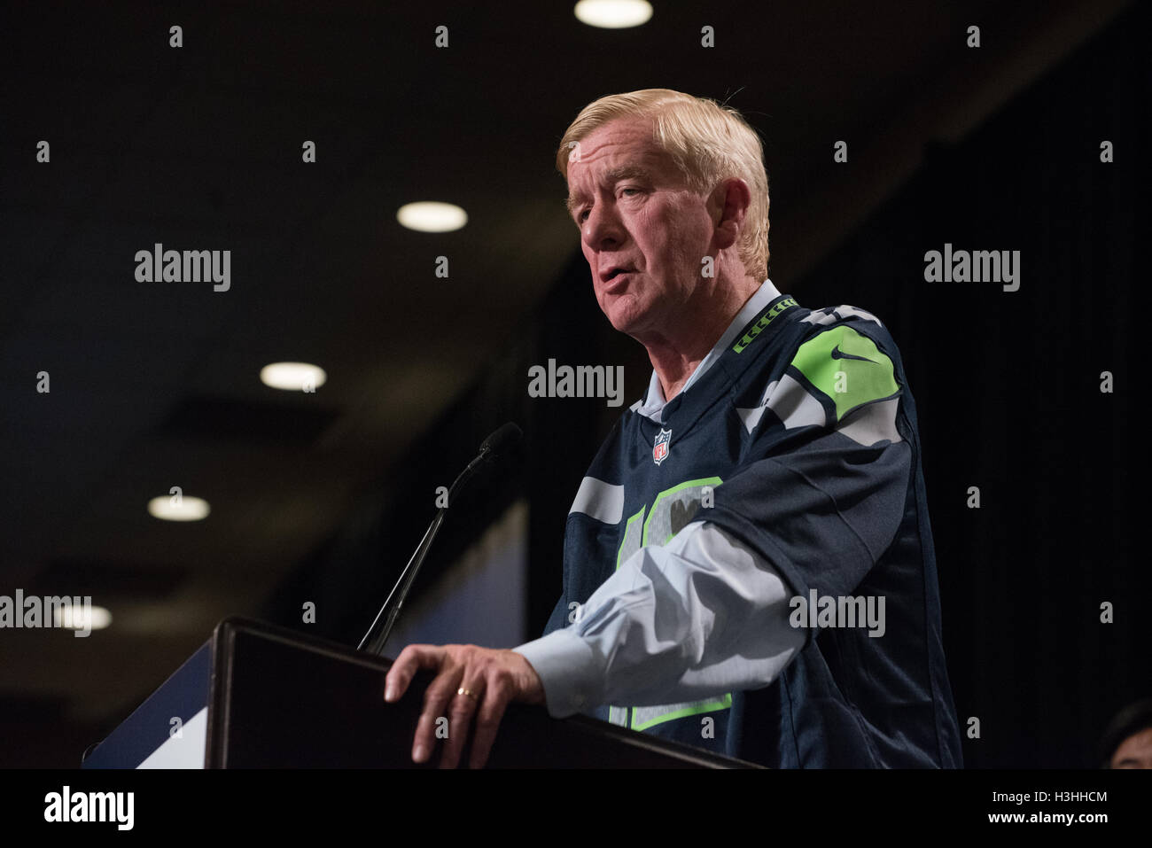 Vice Presidential candidate Governor Bill Weld speaks at the Johnson ...