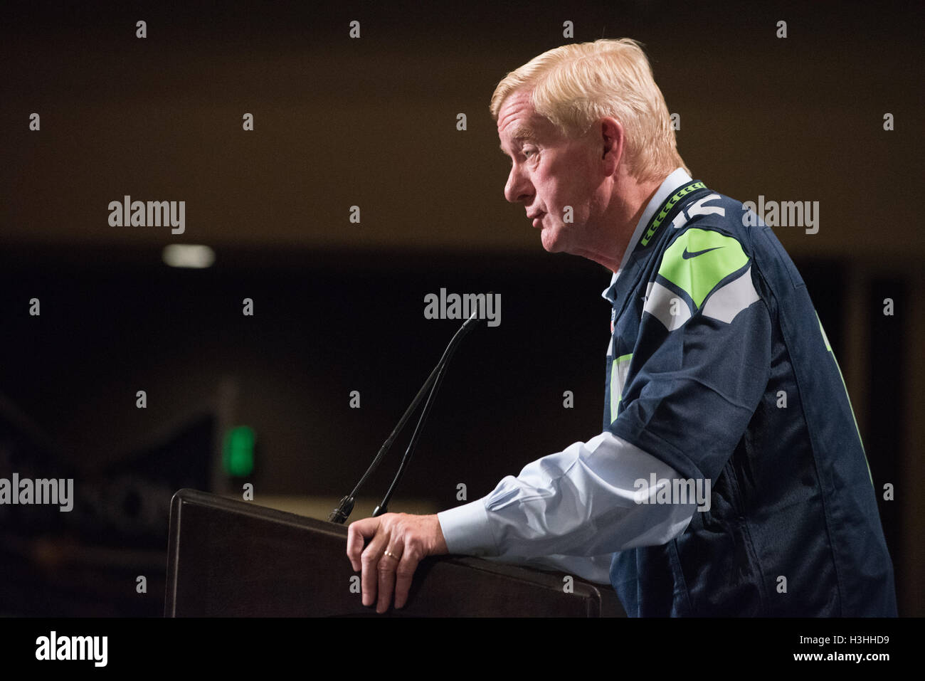 Vice Presidential candidate Governor Bill Weld speaks at the Johnson ...