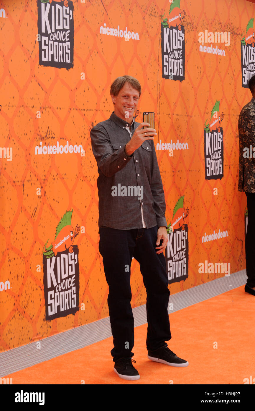 Tony Hawk arrives filming with an iPhone at Nickelodeon 2016 Kids ...