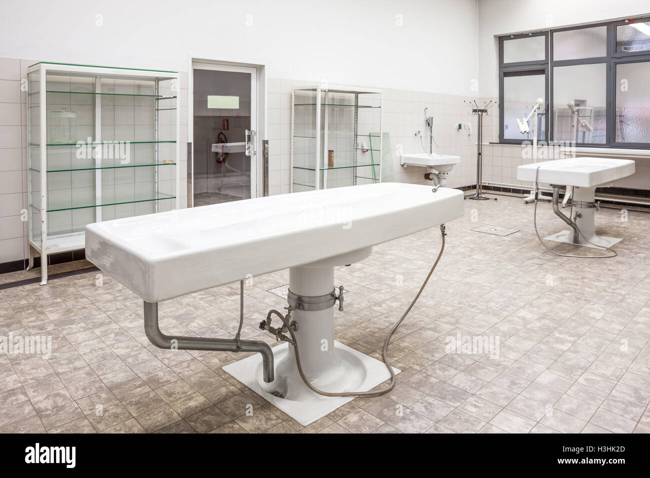 Autopsy table hi-res stock photography and images - Alamy
