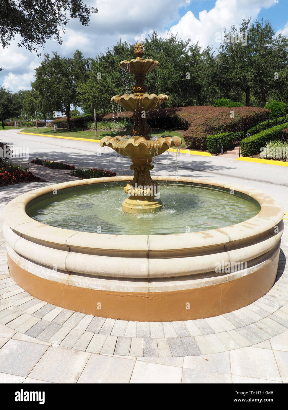 Round fountain hi-res stock photography and images - Alamy
