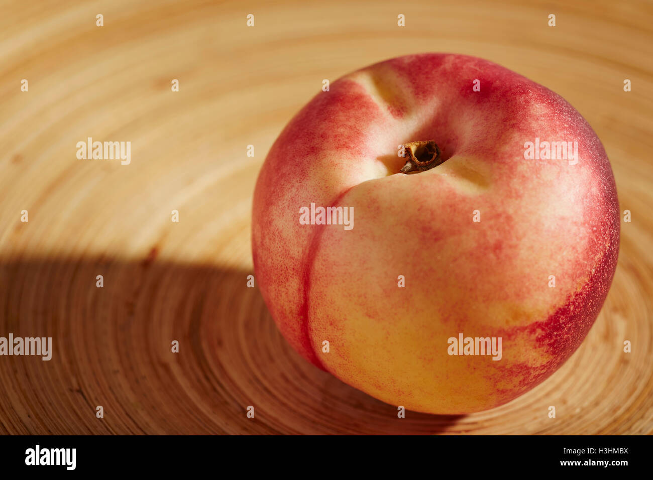 A single nectarine Stock Photo - Alamy