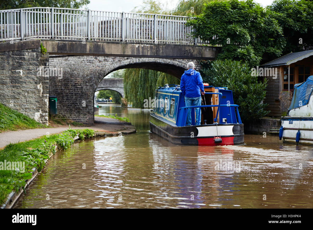 Canal boat going under bridges at Middlewich Stock Photo - Alamy
