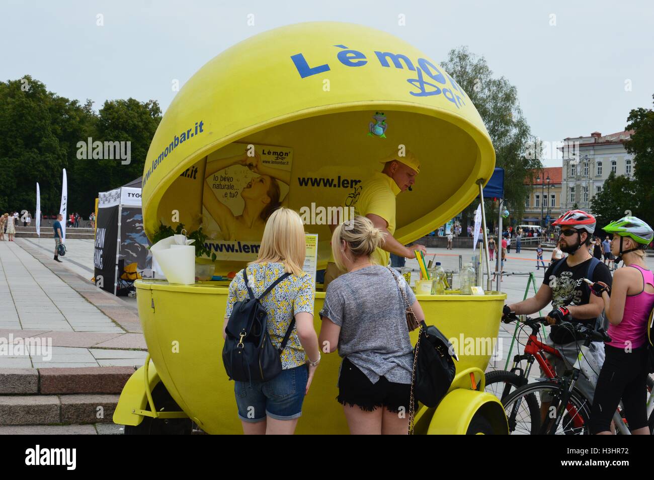 Street fairs hi-res stock photography and images - Alamy