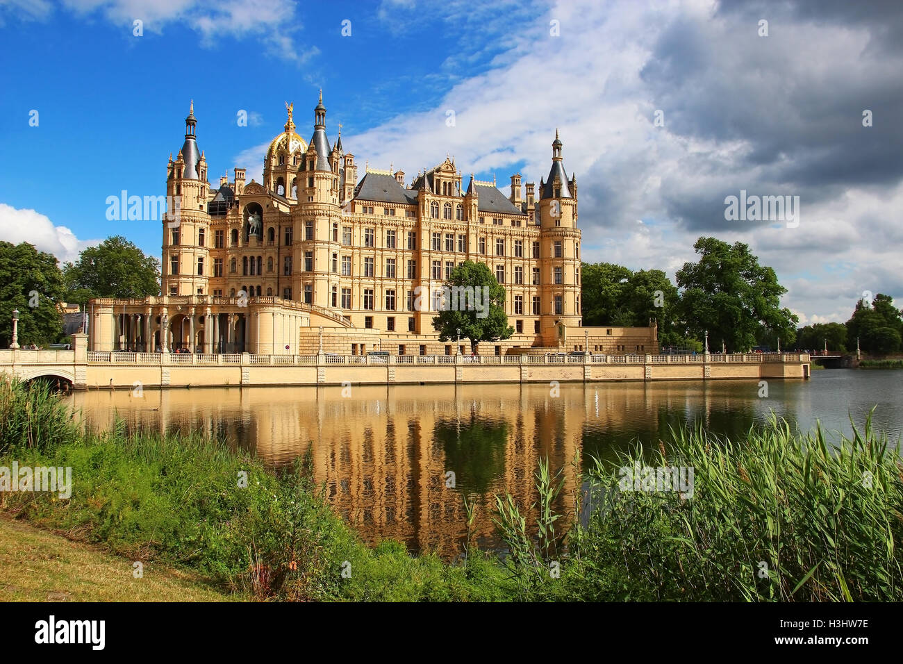 Schwerin Castle (Schweriner Schloss) reflected in the lake, Germany ...