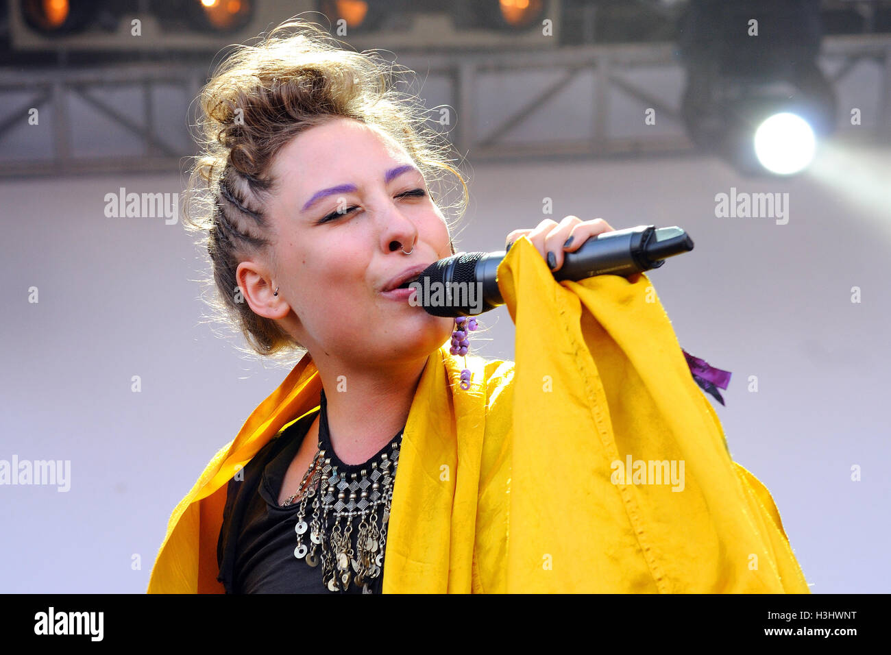 BARCELONA - MAY 31: Friends (band) performs at San Miguel Primavera ...
