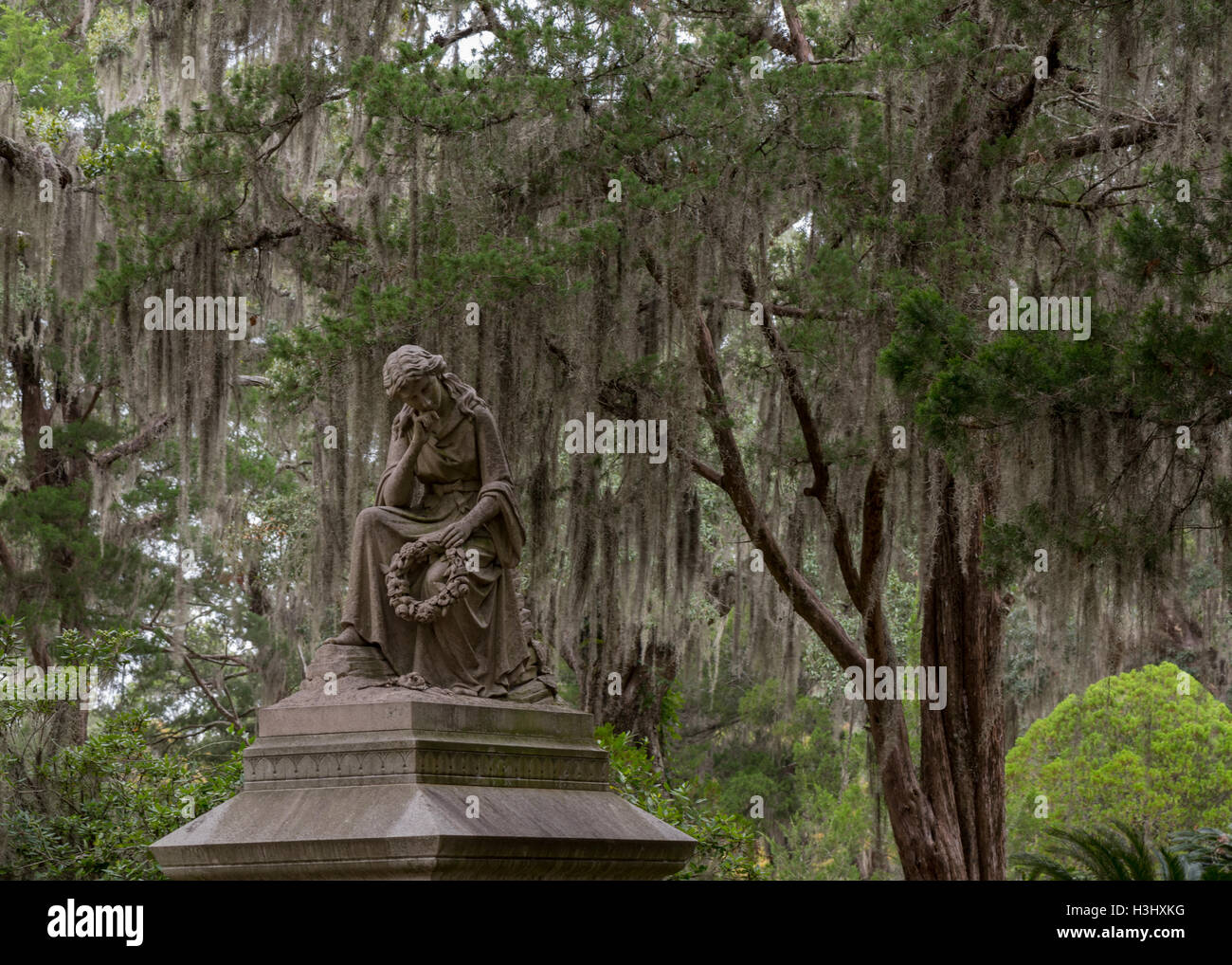 Statue holding wreath hi-res stock photography and images - Alamy