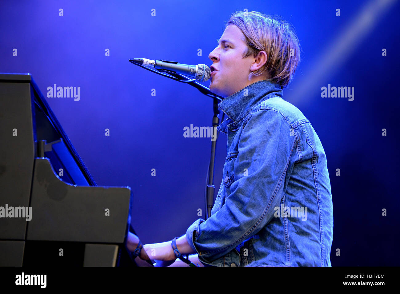 British singer songwriter pianist hi-res stock photography and images ...