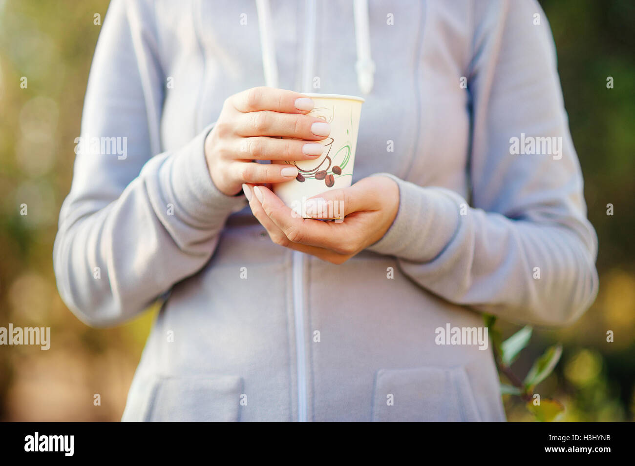 girl hands holding a cup of coffee Stock Photo - Alamy