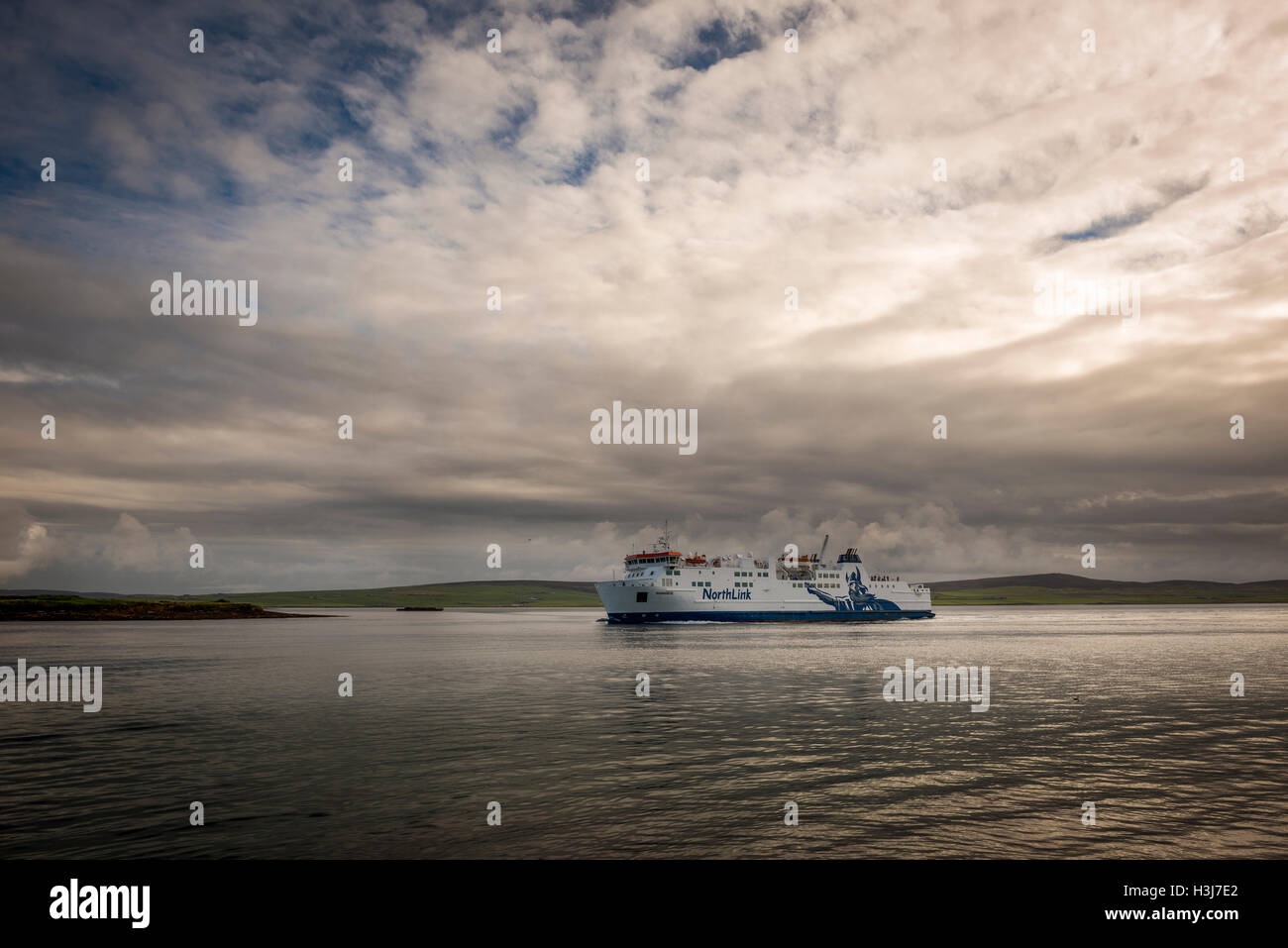 The Northlink Ferry Hamnavoe approaching the Port of Stromness on ...