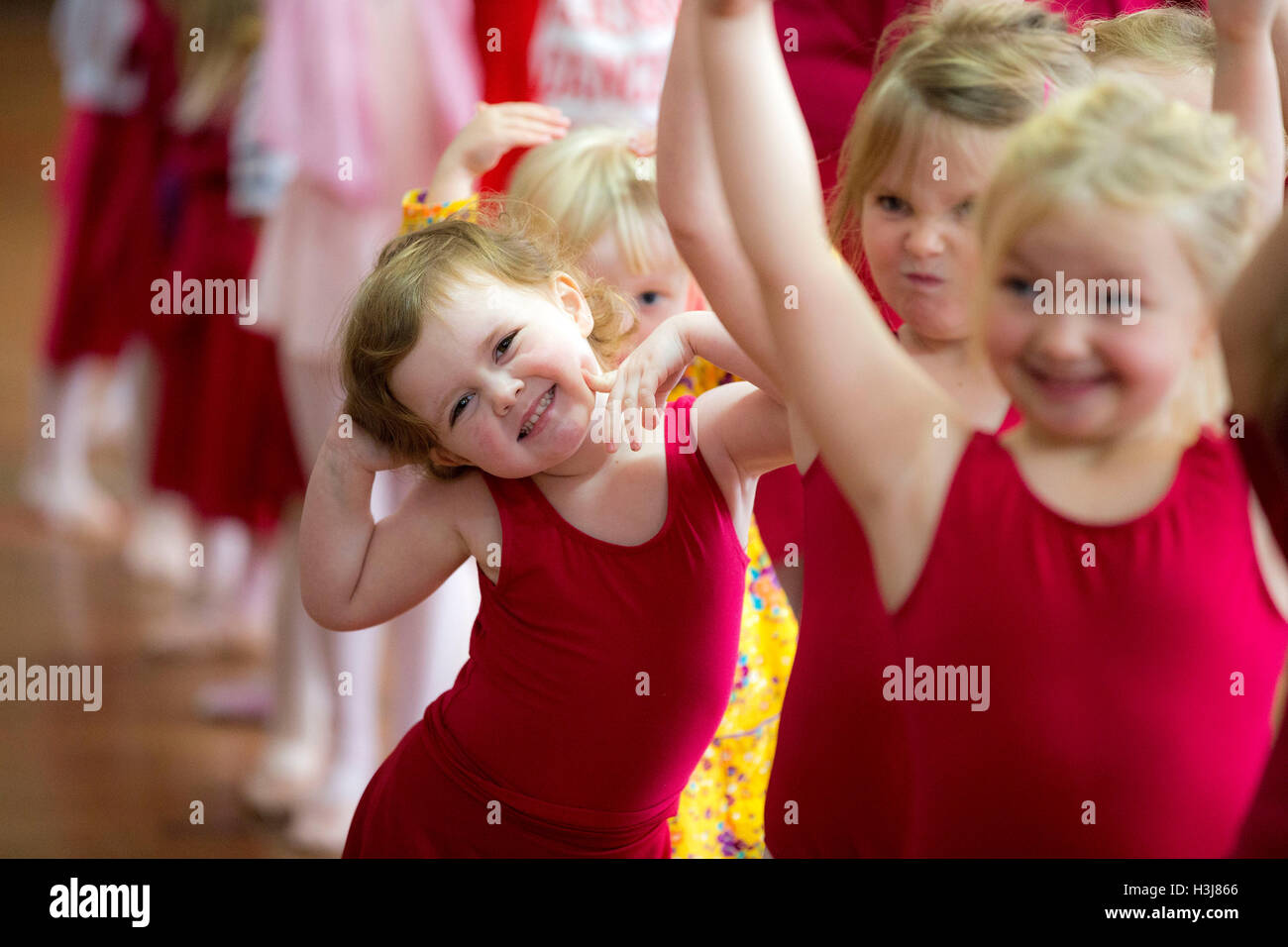 Ethnic mix of children at dance school Stock Photo - Alamy