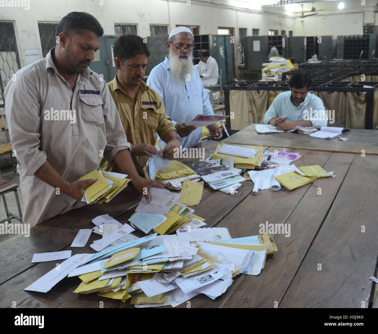 Lahore, Pakistan. 09th Oct, 2016. Pakistani Post office workers sorting ...