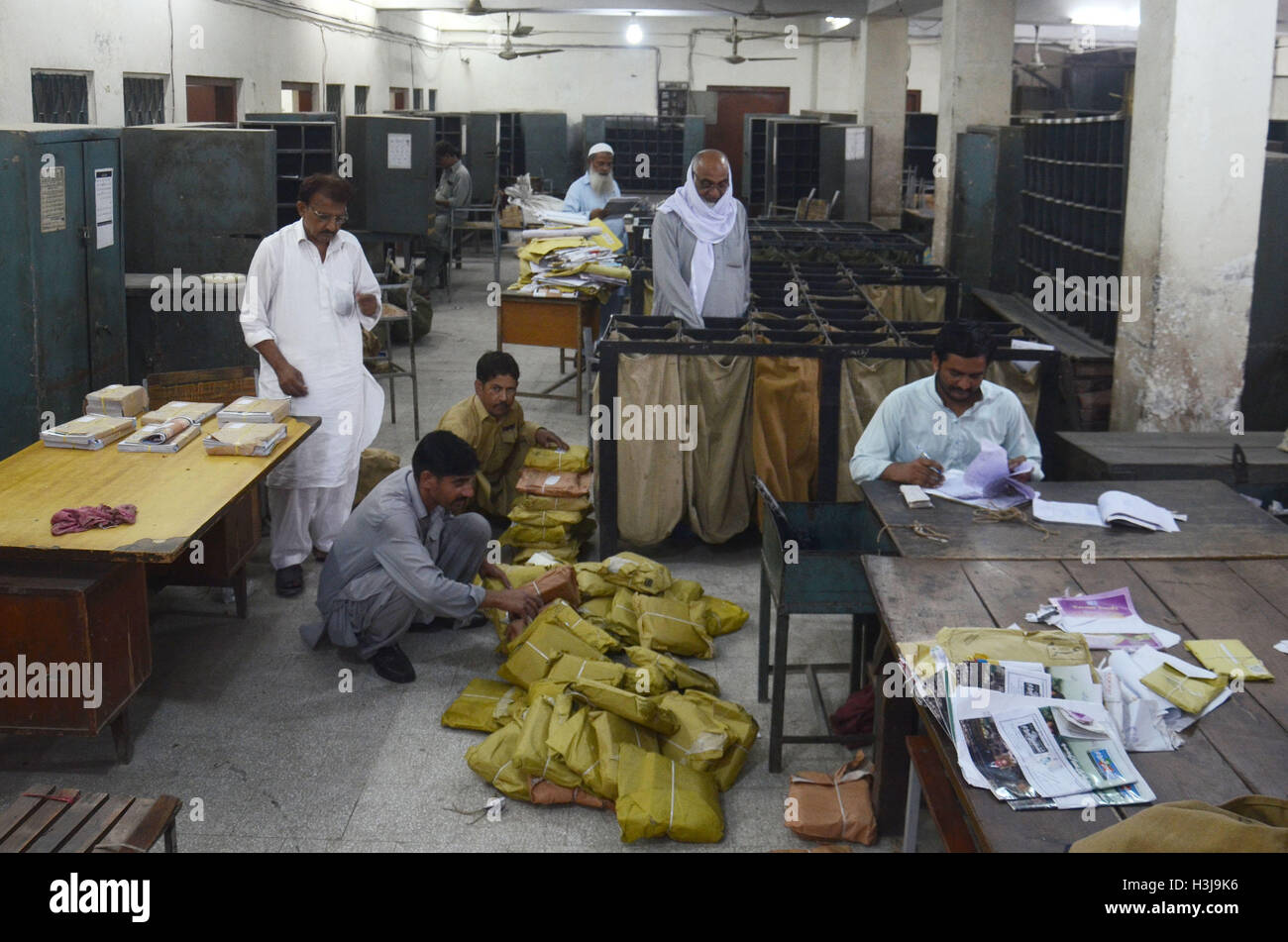 Lahore, Pakistan. 09th Oct, 2016. Pakistani Post office workers sorting ...