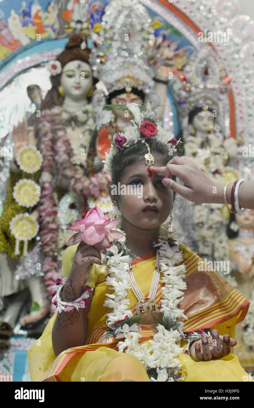 Kolkata, India. 09th Oct, 2016. Devotees apply Red Dot as the part of ...