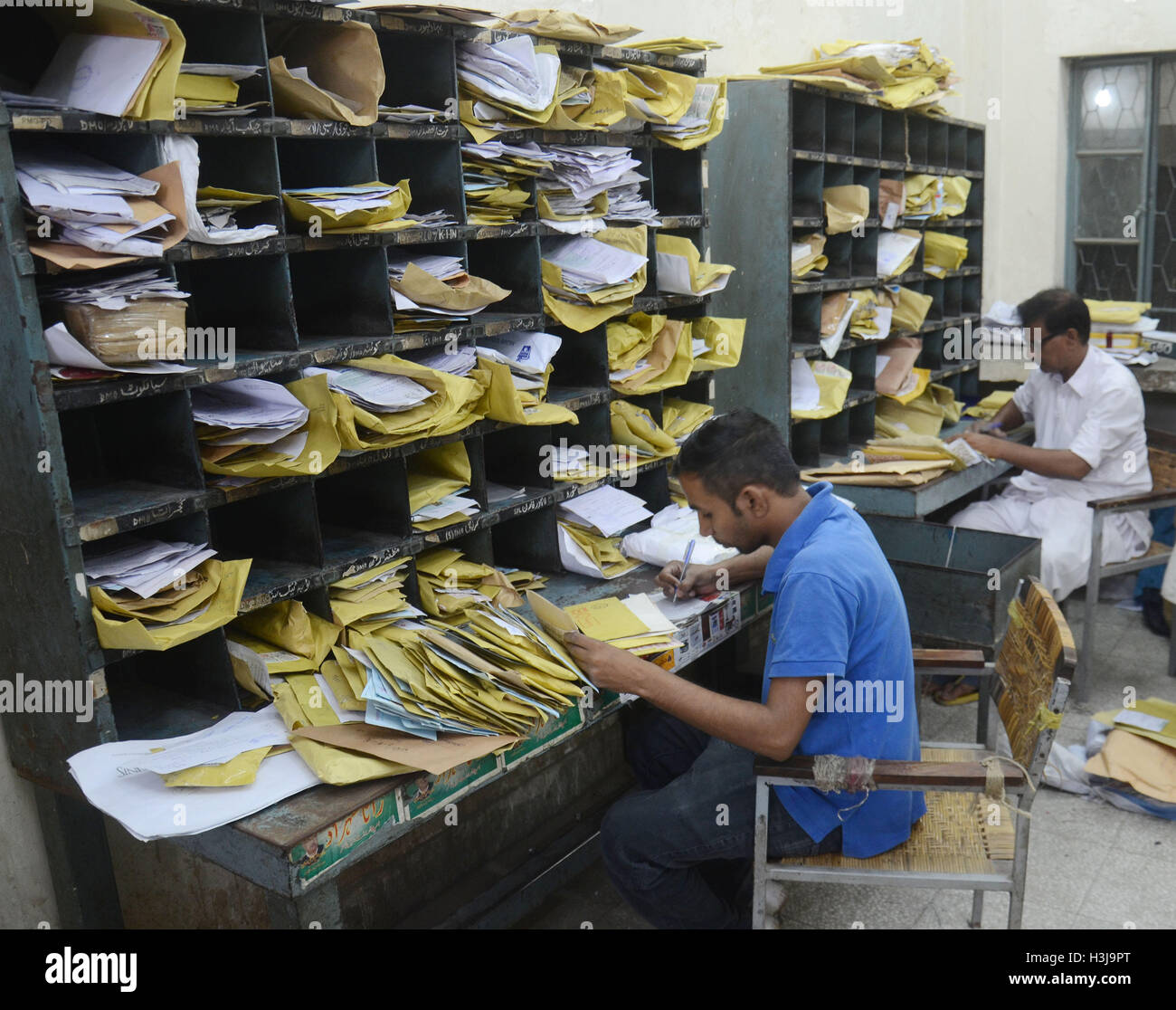 Lahore, Pakistan. 09th Oct, 2016. Pakistani Post office workers sorting ...