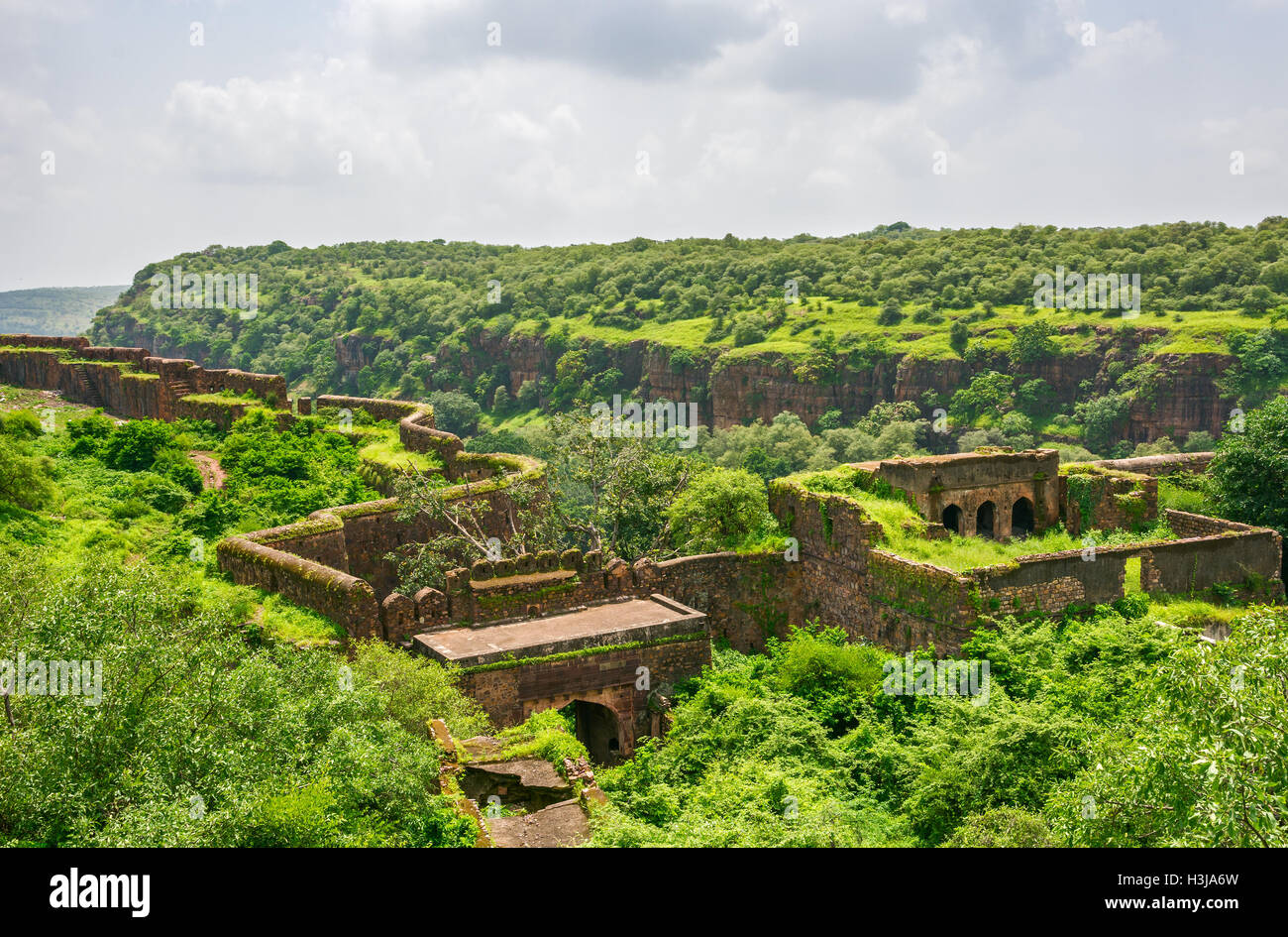 Defensive wall and ruins palace of Ranthambhore national park Stock ...
