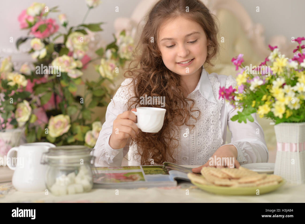 Beautiful girl drinking tea Stock Photo - Alamy