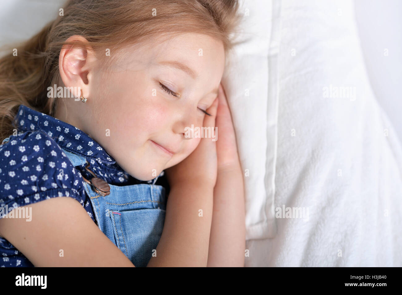 Cute little girl sleeping Stock Photo - Alamy