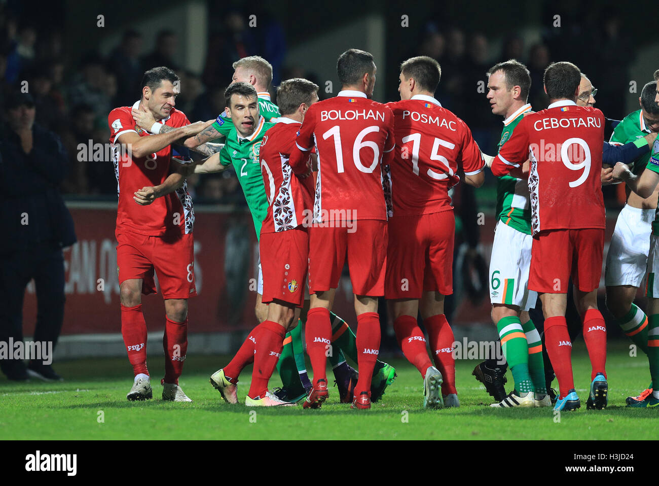 Tempers flare between republic ireland hi-res stock photography and ... Tempers flare between republic ireland hi-res stock photography and ...
