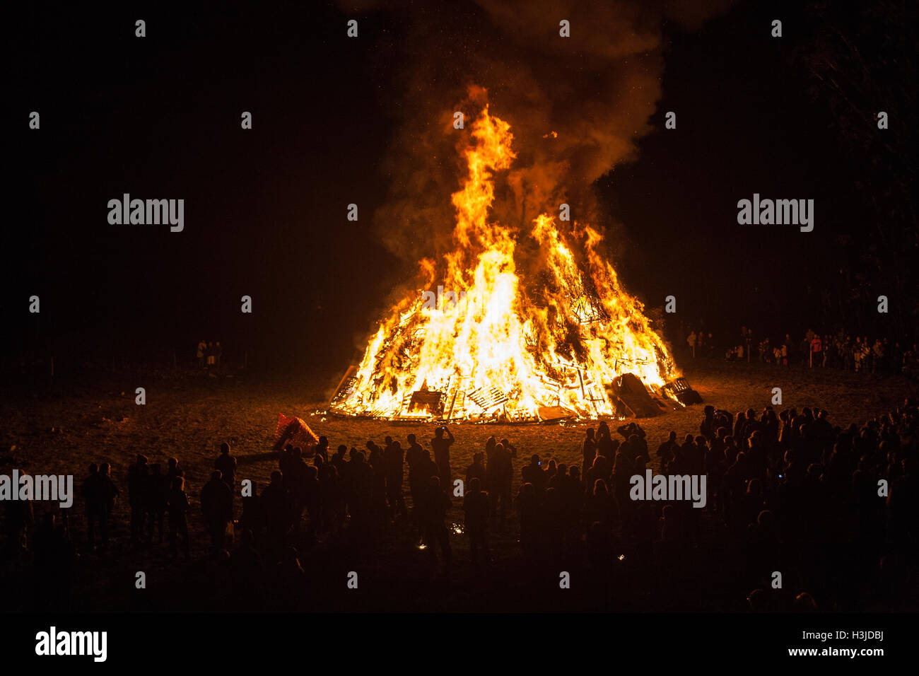 Guy fawkes bonfire hi-res stock photography and images - Alamy