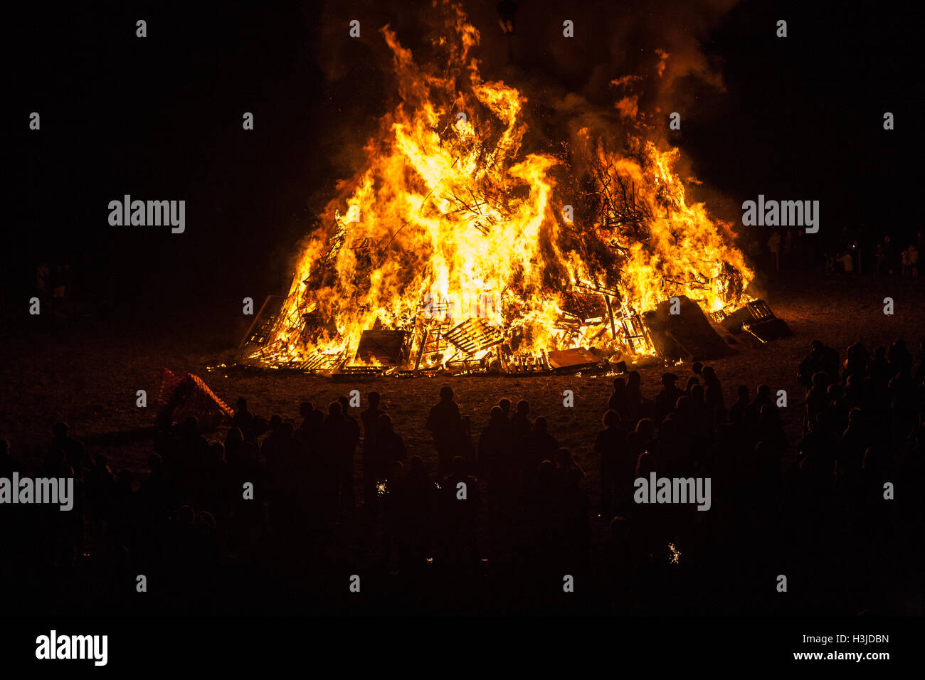 Bonfire Night, believed to be Europe's largest bonfire at Guy Fawkes ...