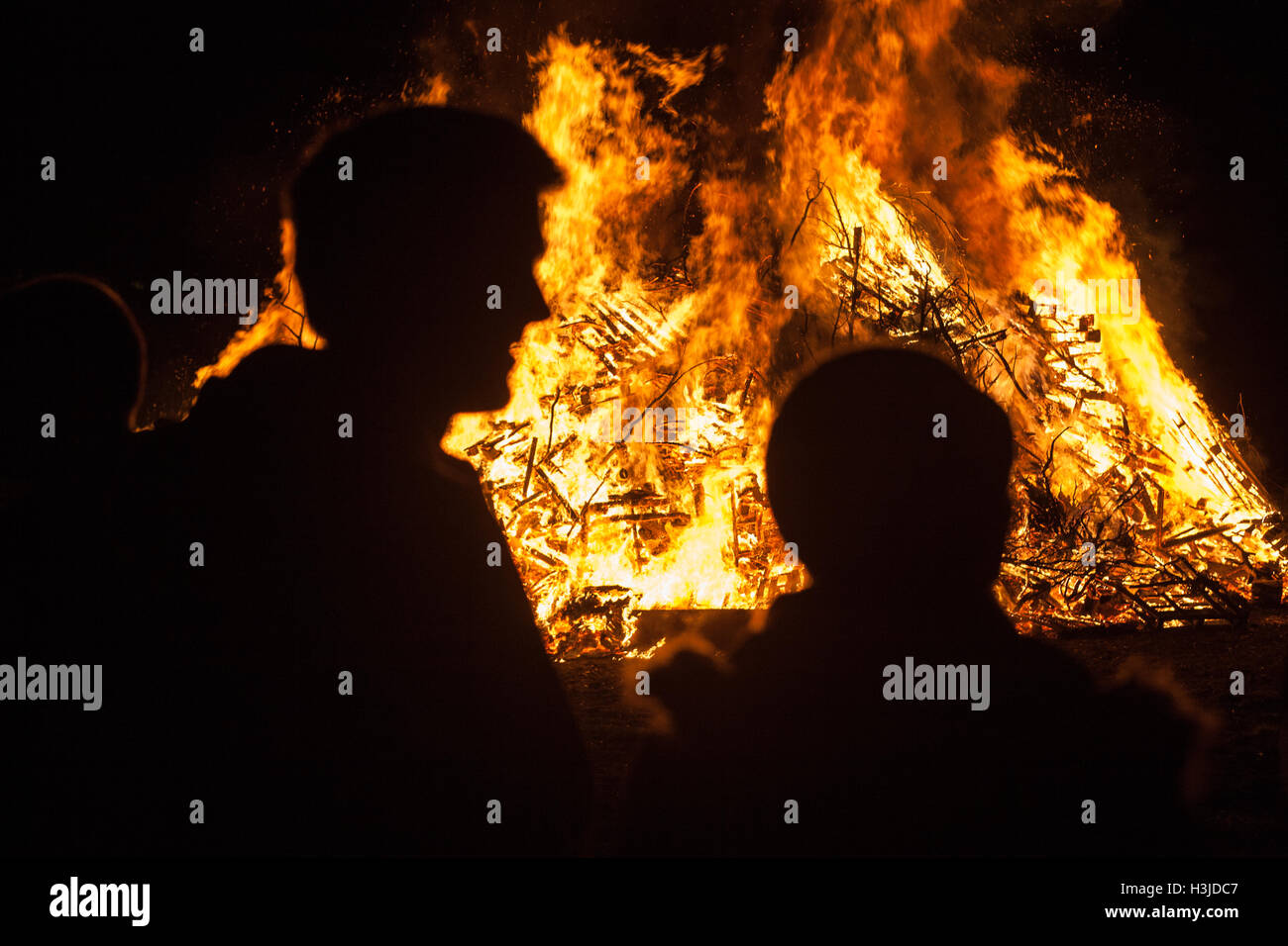 Bonfire Night, believed to be Europe's largest bonfire at Guy Fawkes ...