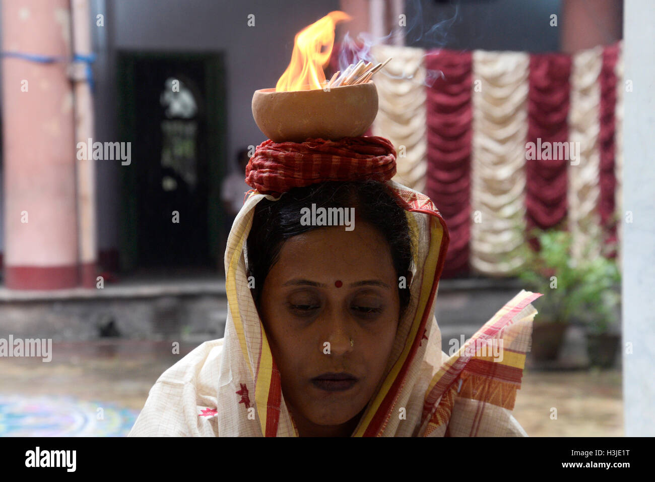 Kolkata, India. 09th Oct, 2016. Bengali married women special elders ...