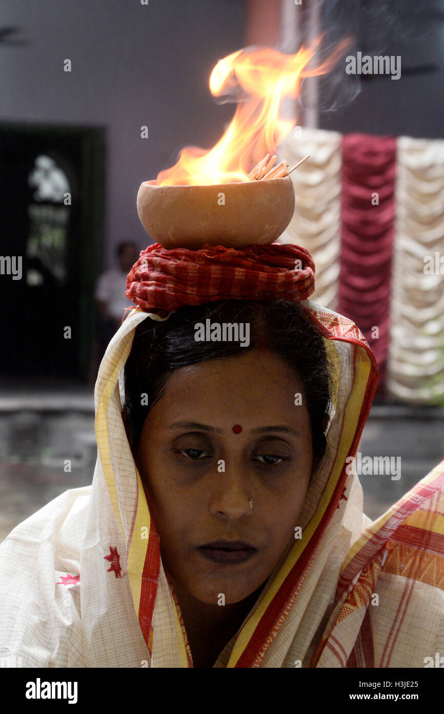 Kolkata, India. 09th Oct, 2016. Bengali married women special elders ...