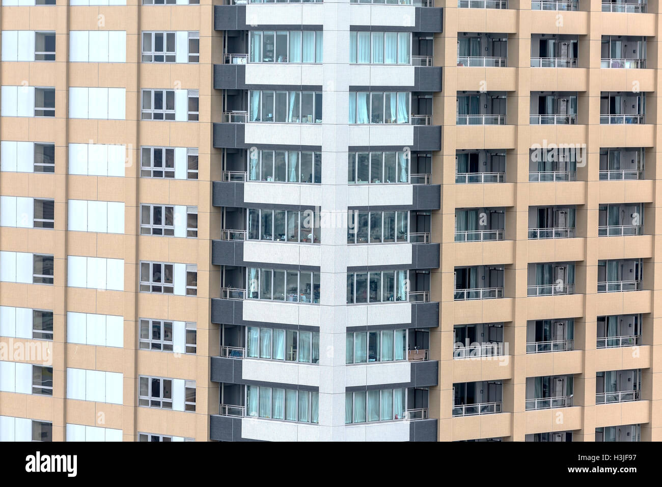 Skyscraper glass facade reflecting sky hi-res stock photography and ...